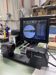 キーエンス インライン投影画像測定器『TM-X5040』導入！ ｜ 原製作所からのお知らせ｜金属切削加工・長尺シャフト加工・小ロット品対応の ...